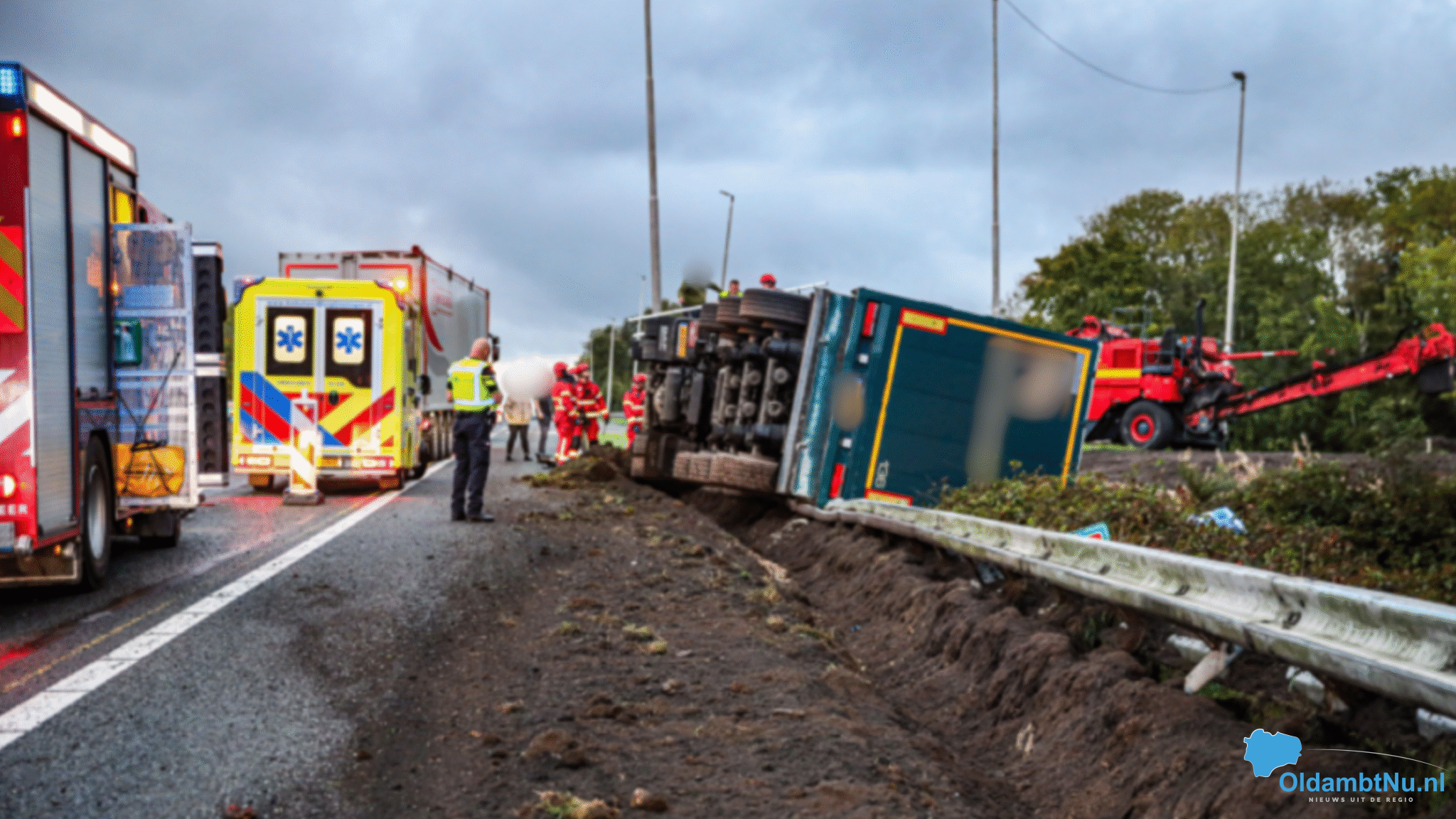Vrachtwagen met bieten kantelt op A7 bij Kolham - OldambtNu.nl