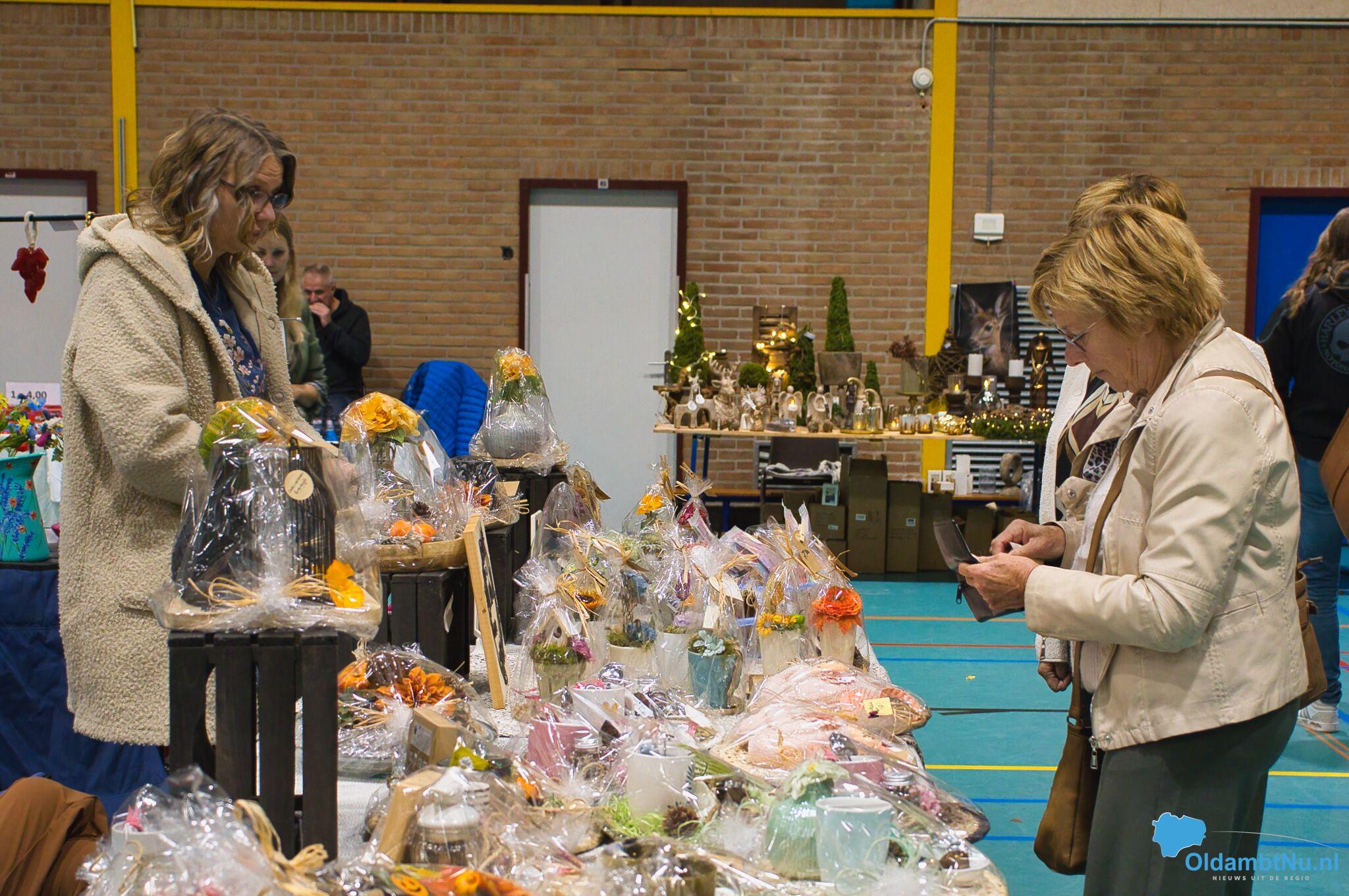 Zwarte Markt in De Eextahal Scheemda trekt doorlopend publiek - Oozo.nl